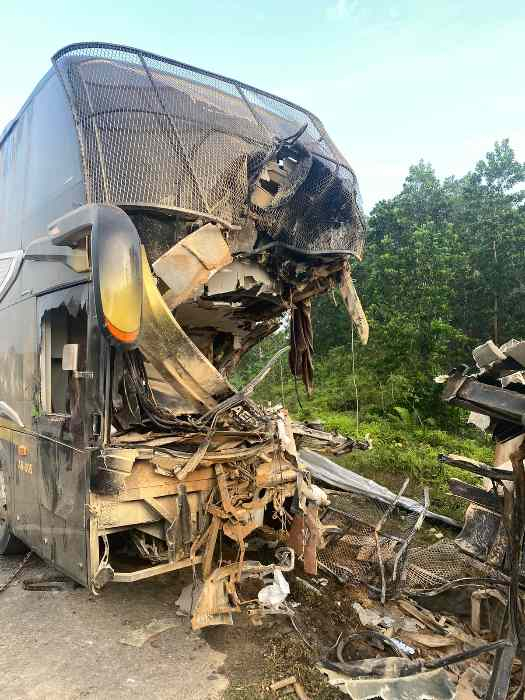 GoRiau - Melaju dengan Kecepatan Tinggi, Bus Aero Hantam Truk di Tol ... GoRiau - Melaju dengan Kecepatan Tinggi, Bus Aero Hantam Truk di Tol ...