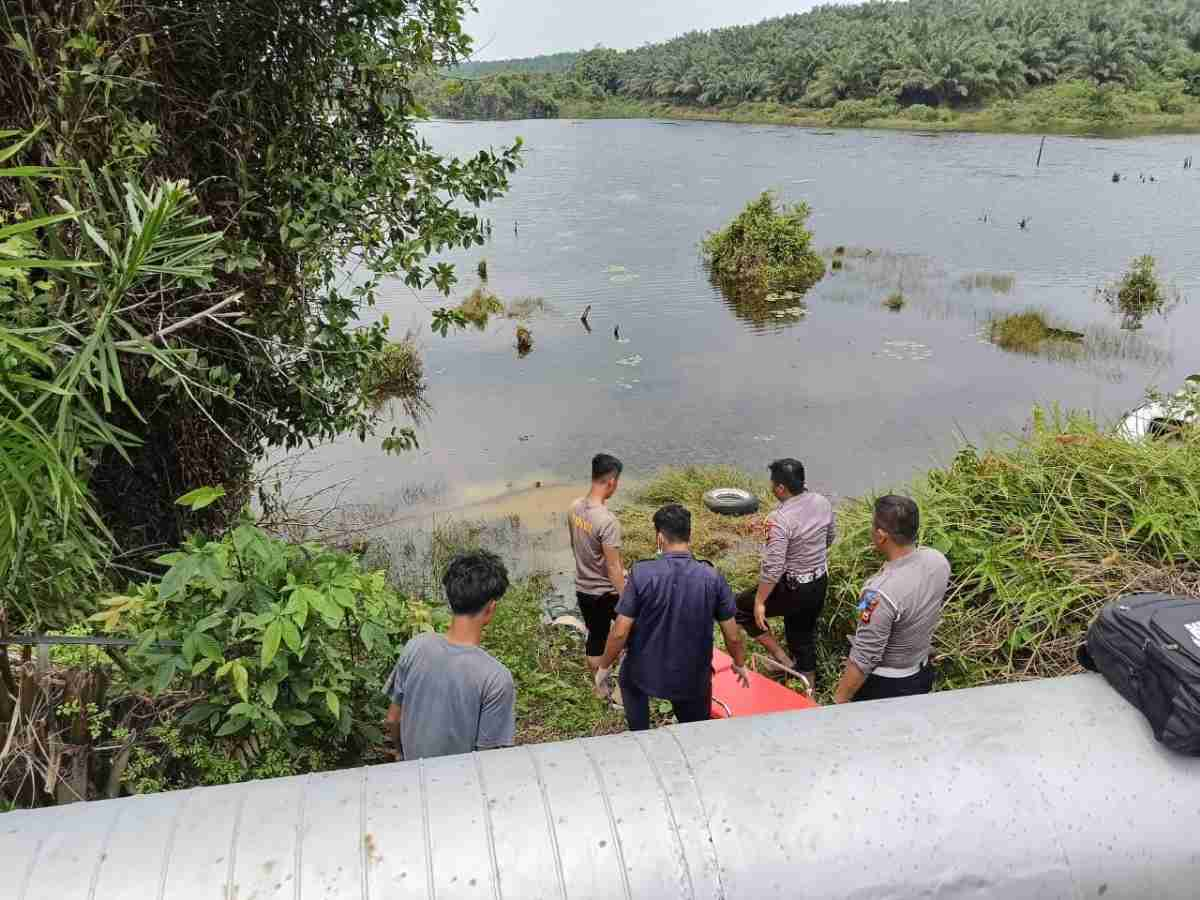 GoRiau - Kecelakaan Tragis di Lintas Perawang-Siak, Pengendara Mobil ... GoRiau - Kecelakaan Tragis di Lintas Perawang-Siak, Pengendara Mobil ...