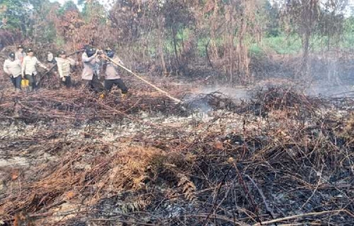 Meski Api Telah Padam di Tanah Putih, Polisi Tetap Setia di Lokasi ...