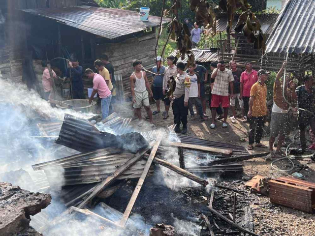GoRiau - Api Mengamuk, Satu Rumah di Tambang Kampar Ludes, Penghuni Selamat GoRiau - Api Mengamuk, Satu Rumah di Tambang Kampar Ludes, Penghuni Selamat