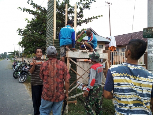 GoRiau - Babinsa dan Warga Desa Siberuang Gotong-Royong Bangun Gapura