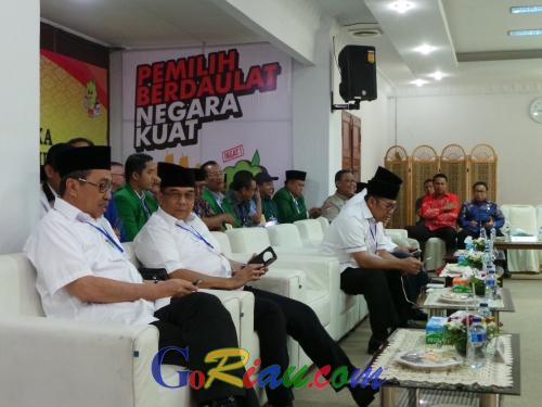 GoRiau - Paslon Gubernur dan Wakil Gubernur Riau Duduk Sesuai Urutan ...