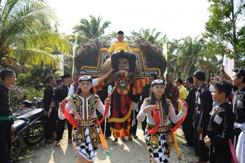 GoRiau - Arsyadjuliandi Rachman Digendong Reog Pendekar Silat PSH ...