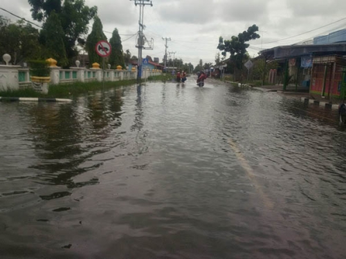 GoRiau - Banjir Landa Kota Bagansiapiapi Usai Hujan Deras