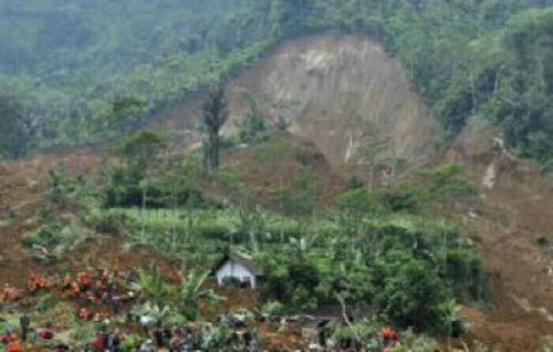 GoRiau - Satu-satunya Rumah Selamat dari Terjangan Longsor Dahsyat di ... GoRiau - Satu-satunya Rumah Selamat dari Terjangan Longsor Dahsyat di ...