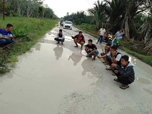 GoRiau - Kecewa Tak Kunjung Diperbaiki, Warga Bantan Ramai-ramai ... GoRiau - Kecewa Tak Kunjung Diperbaiki, Warga Bantan Ramai-ramai ...