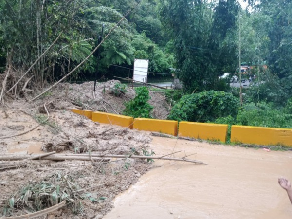 GoRiau - Longsor di Ulu Aia, Lintas Pekanbaru-Padang Lumpuh Total GoRiau - Longsor di Ulu Aia, Lintas Pekanbaru-Padang Lumpuh Total