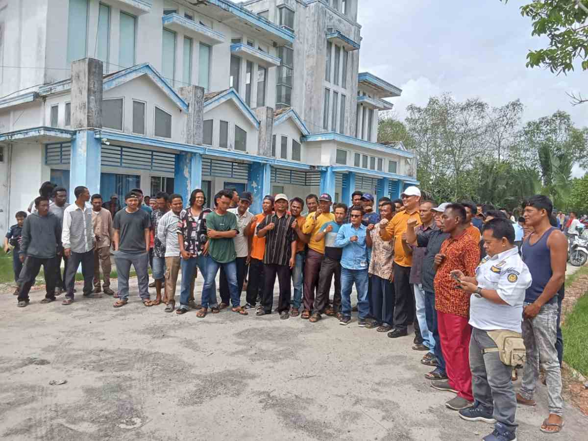 GoRiau - Puluhan Nelayan Tradisional Rohil Desak Tindakan Tegas ... GoRiau - Puluhan Nelayan Tradisional Rohil Desak Tindakan Tegas ...