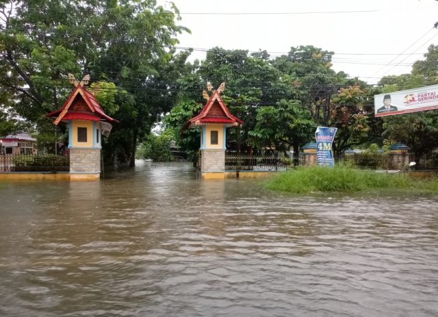 GoRiau - Kantor Lurah Simpang Baru 'Dikepung' Banjir, Warga ... GoRiau - Kantor Lurah Simpang Baru 'Dikepung' Banjir, Warga ...