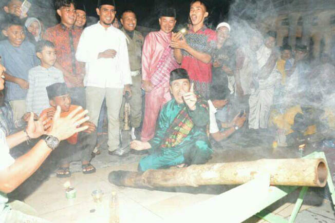 GoRiau - Sebelum Main Meriam Buluh, Bupati Syamsuar Gendong Sang Cucu ...