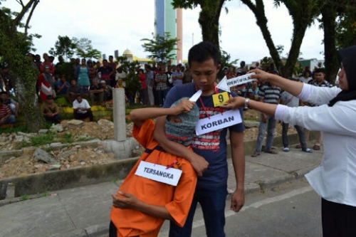 GoRiau - Rekonstruksi Pembunuhan di RTH Kota Rengat, Pelaku Peragakan ...